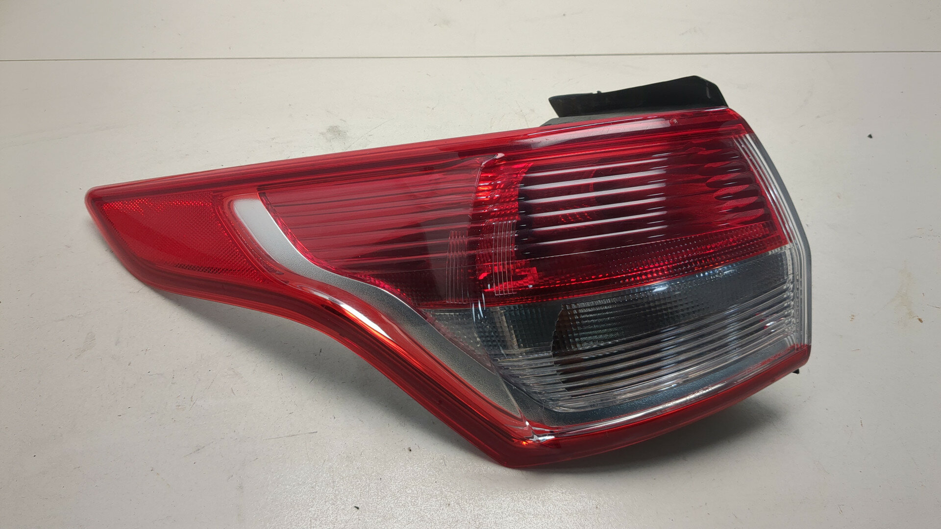 Фонарь (задний) левый Ford Escape Б/У