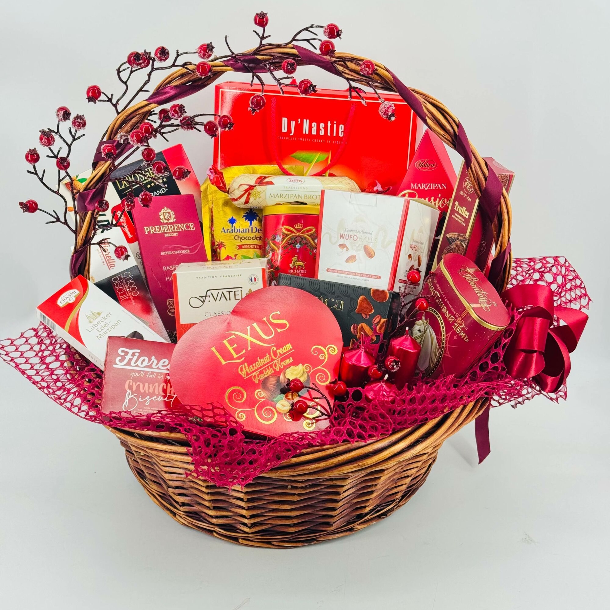 Огромная корзина элитных европейских сладостей. Подарок для мамы. День матери. Подарок на Новый год