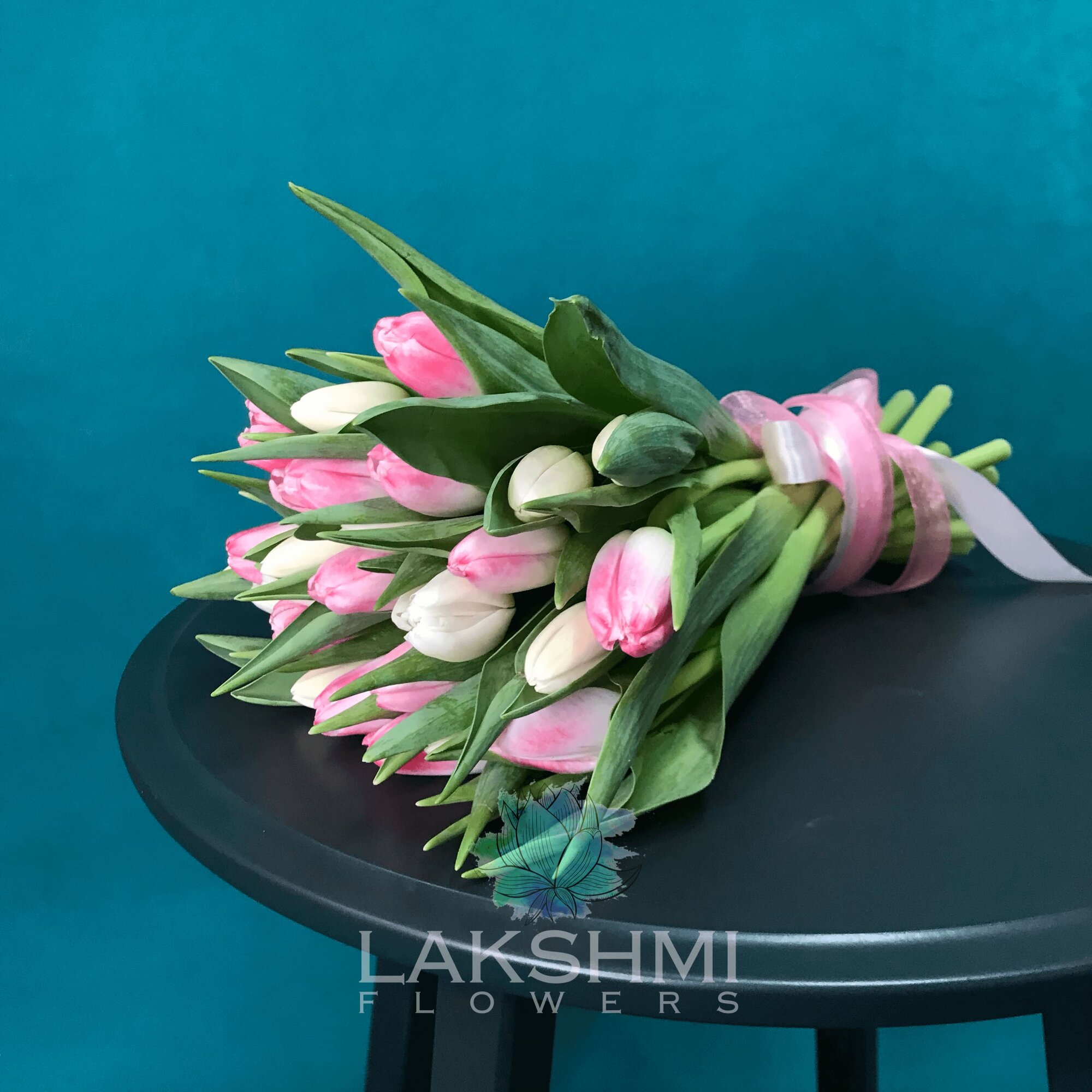 25 тюльпанов микс / Букет из 25 белых и розовых тюльпанов под ленту