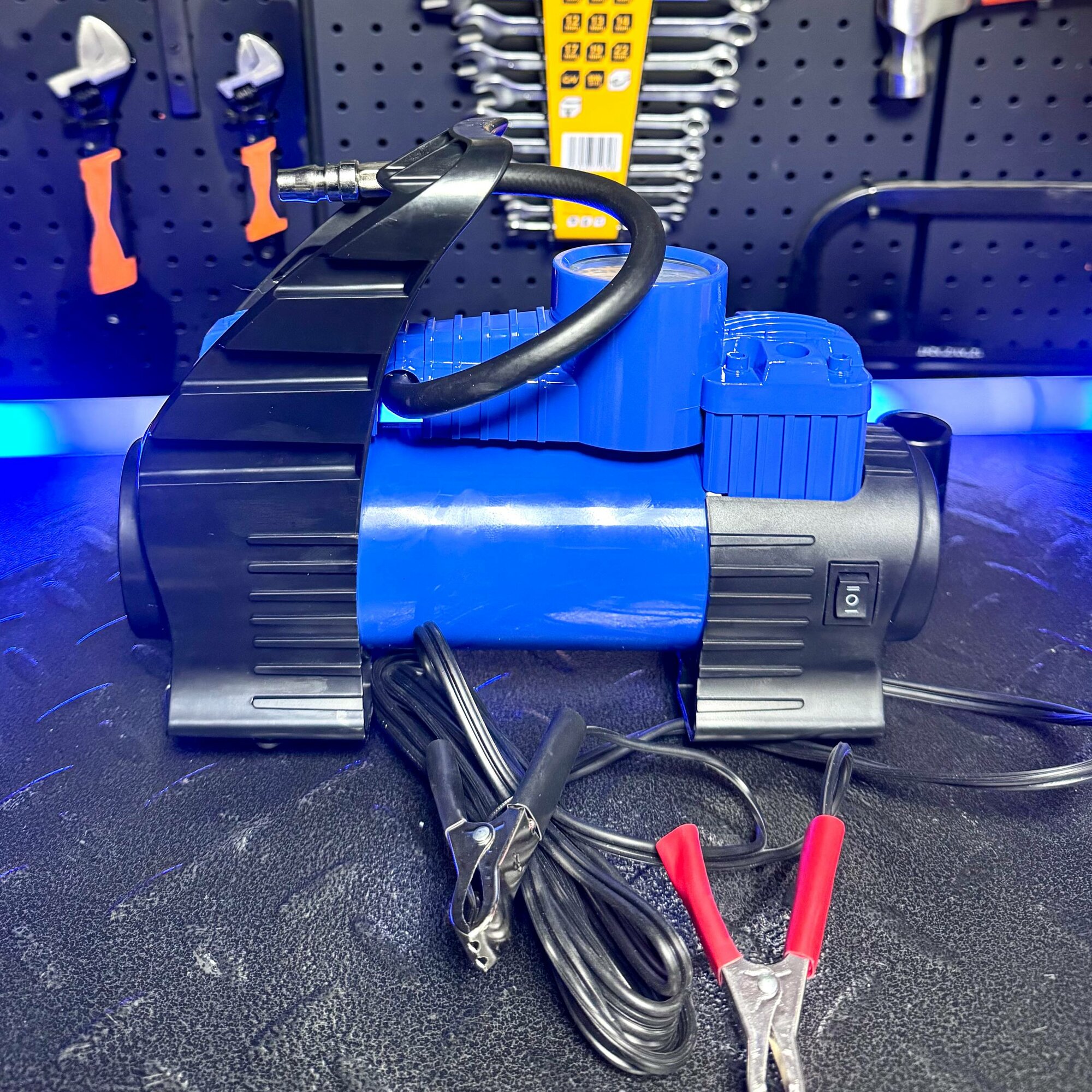 Компрессор 2-порш. 65л/мин (усилен.+LED фонарь) маякавто ас615ма