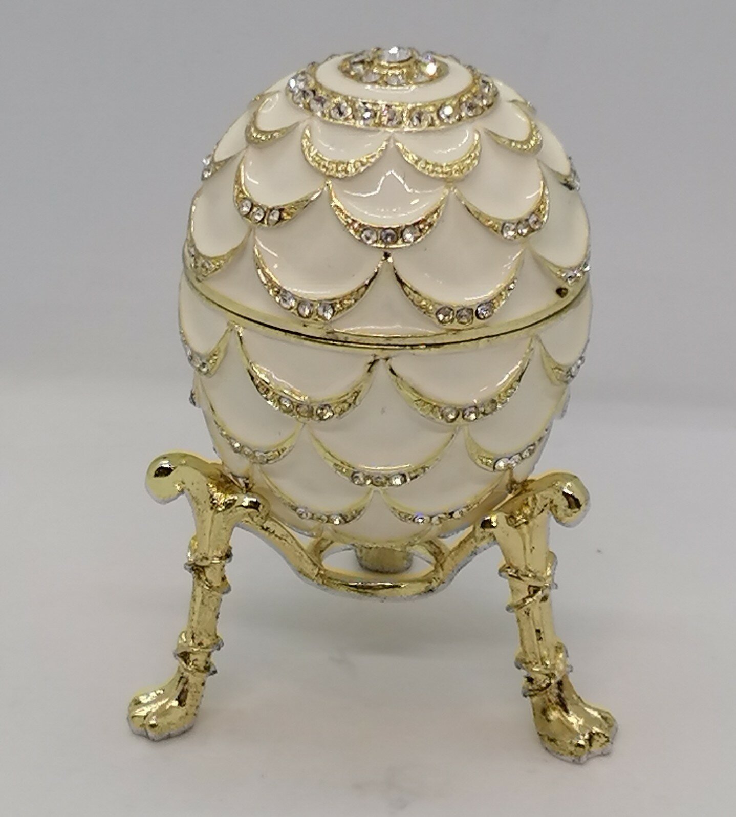 Яйцо Фаберже сетка с орнаментом и стразами на подставке, малое, арт 90696, белое.