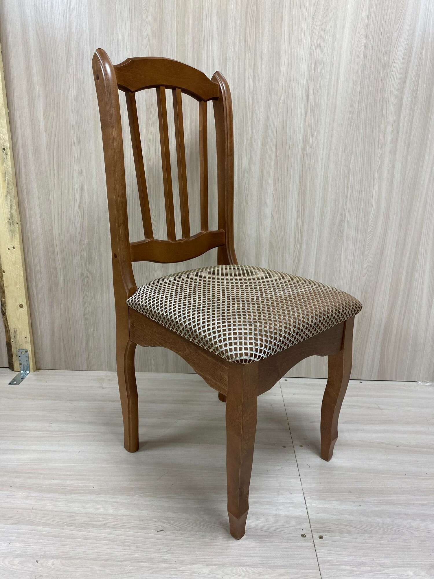 Стул из массива березы . цвет махагон. ширина сиденья 45 см. производитель ульяновск. крепление метталическое