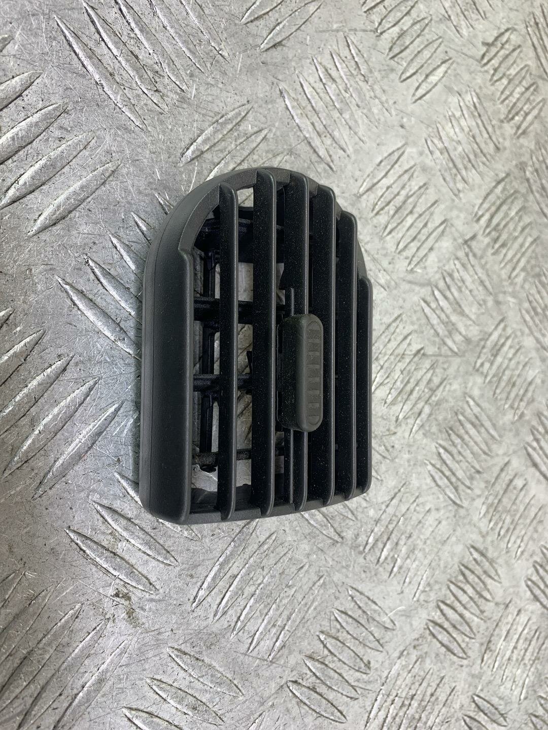 Дефлектор обдува салона передний левый Opel Corsa C 2003