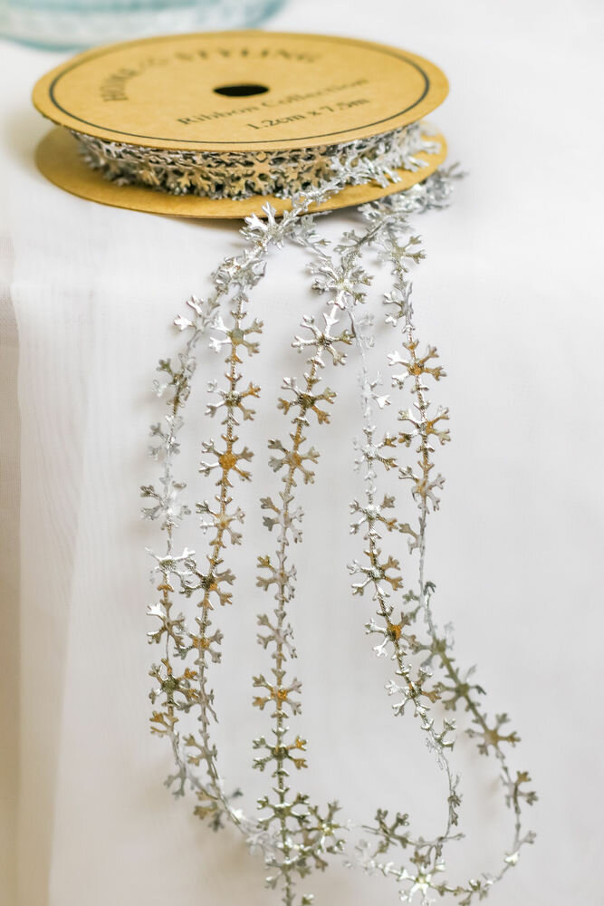 Лента для декорирования арболь: снежинки, полиэстер, серебряная, 1,2 см х 7,5 м, Koopman International CAA811850-2