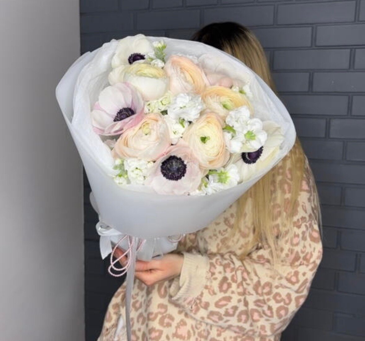 Букет (анемоны, ароматная маттиола, ранункулюсы)