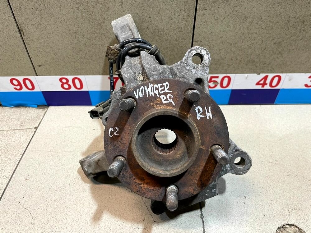 Кулак передний правый Chrysler Voyager IV