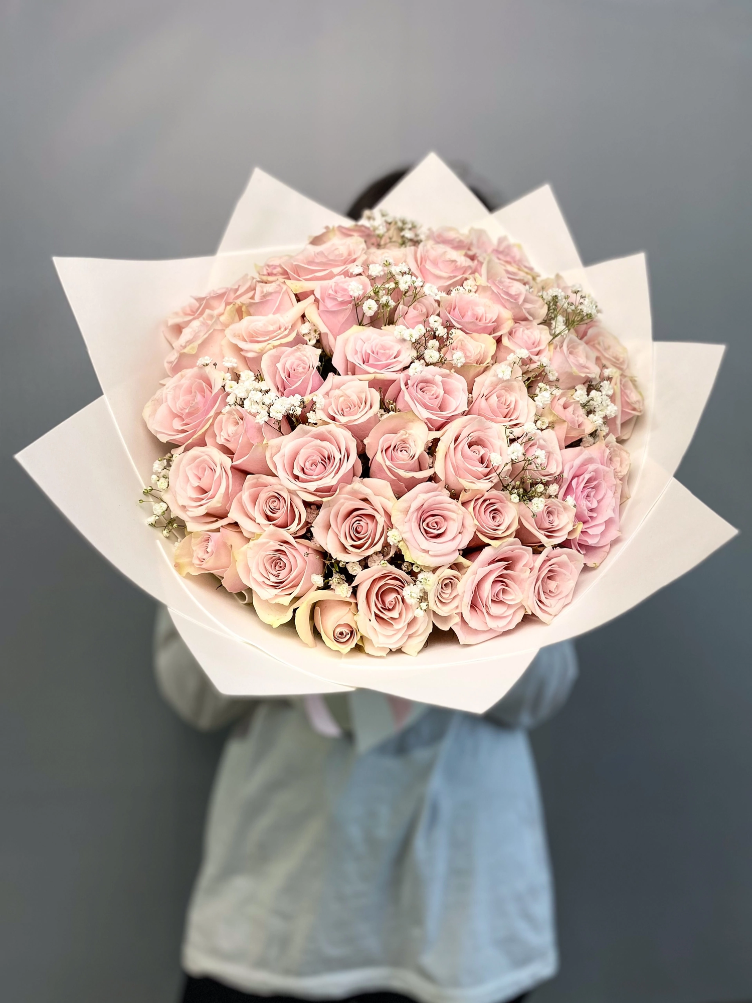 Монобукет 51 кенийская роза 40см с гипсофилой в стильном оформлении, универсальный подарок