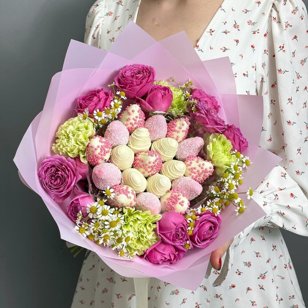 Букет из клубники в шоколаде с пионовидными розами, диантусами и танацетумом Vivian