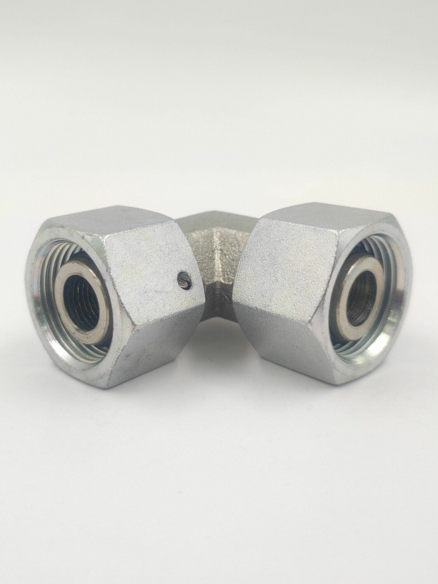 Штуцер угловой м22х1,5 DKOL с гайками - адаптер соединительный 90 для РВД и гидравлических систем