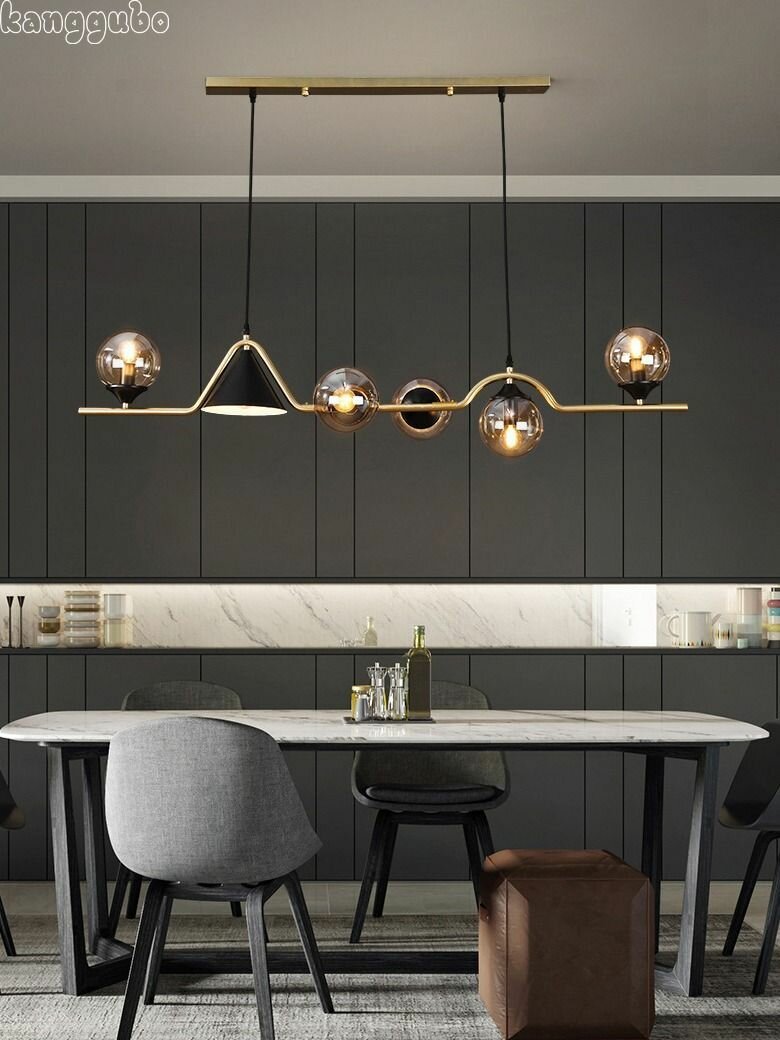 Многоглавая стеклянная люстра