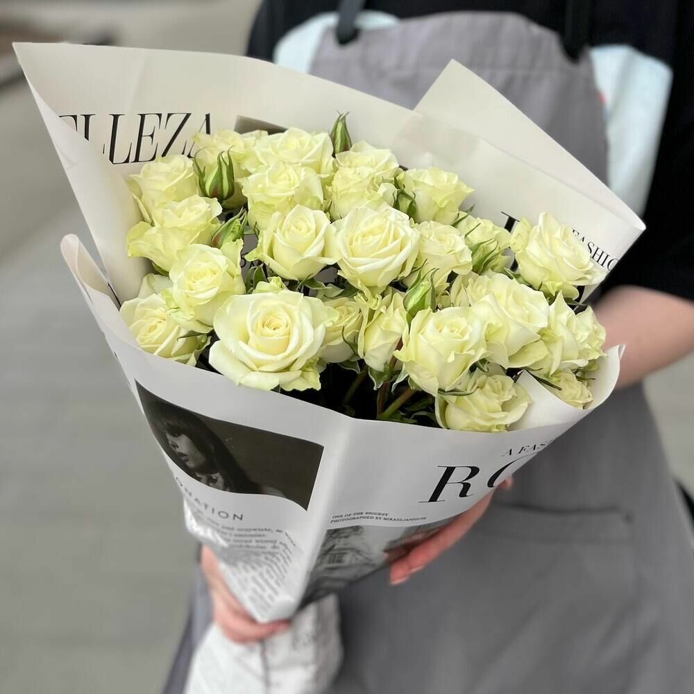 Белые кустовые розы в стильной упаковке