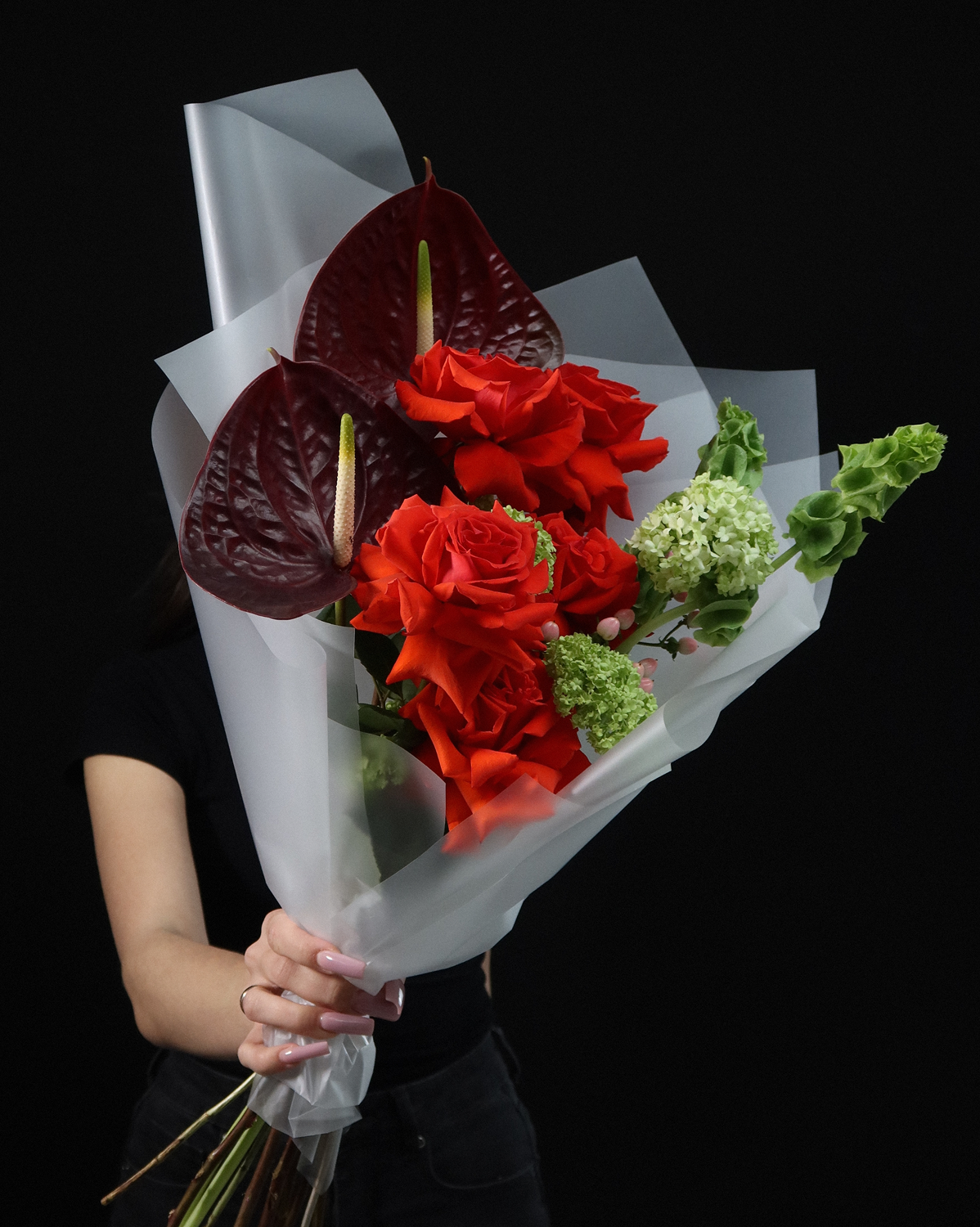 Яркий букет, букет с вывернутыми розами, красные розы и антуриум