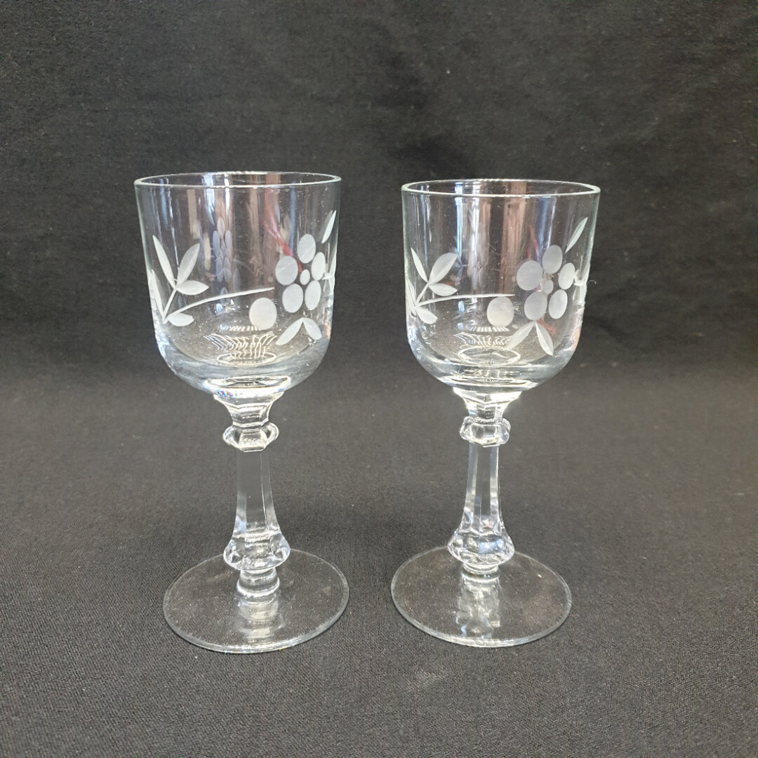 Пара рюмок 60 мл, стекло, ручная резка, фигурная ножка. Винтаж, СССР.