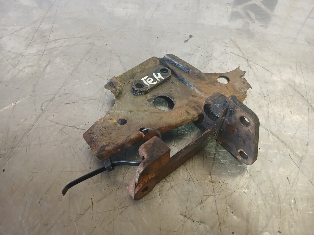 Кронштейн генератора VW Passat B3 1988-1993