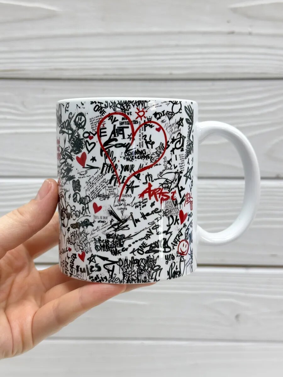 Кружка керамическая "Граффити с сердцами "