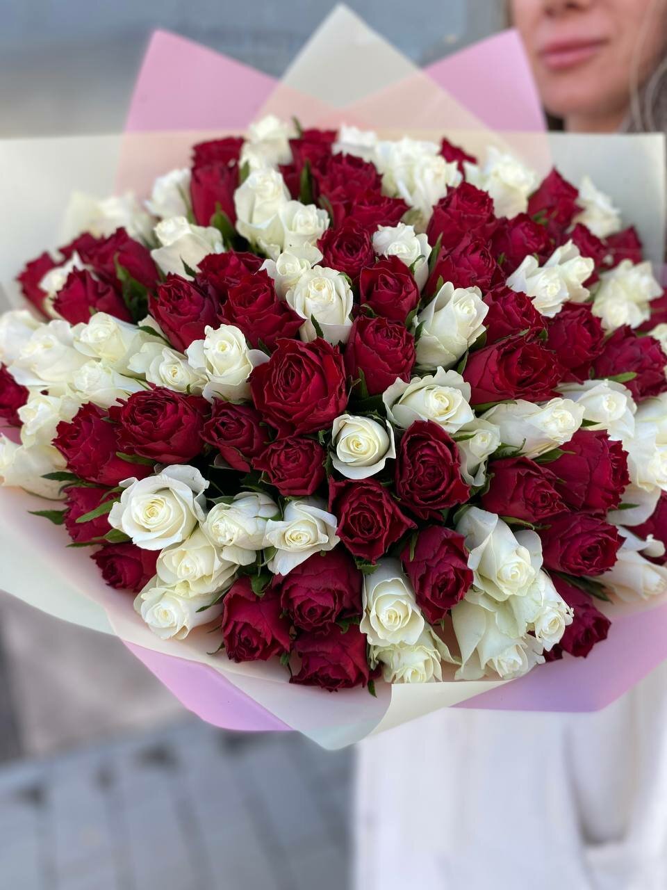 Букет Joy Flowers из 101 красно-малиновой и белой кенийской розы, высота 40 см