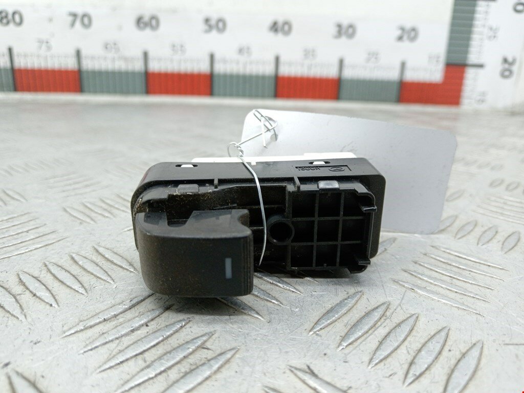 Кнопка стеклоподъемника Mazda 3 BL BP4L66380 арт. 2242949