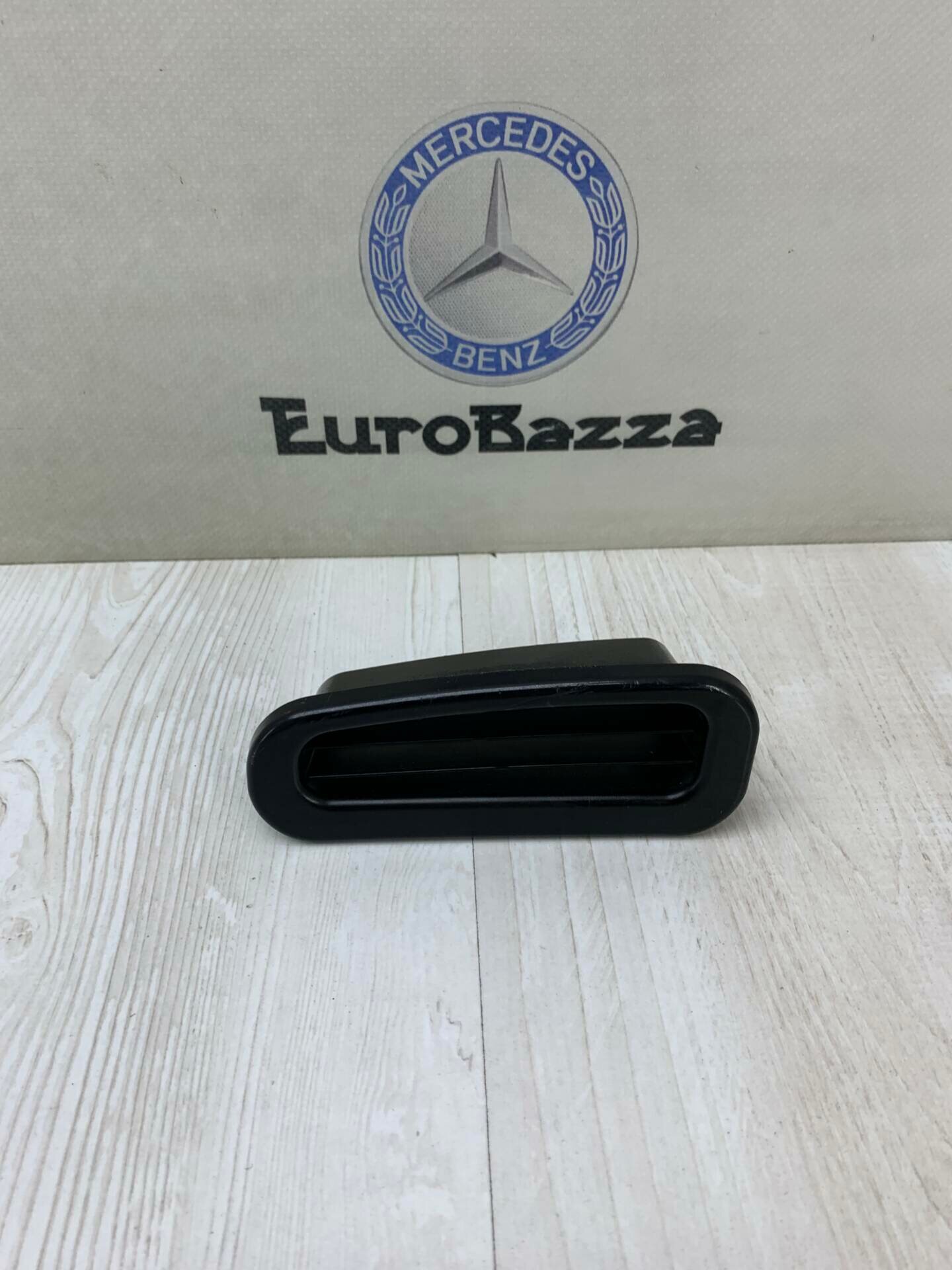 Дефлектор в стойке кузова правый Mercedes W211 A2116920259