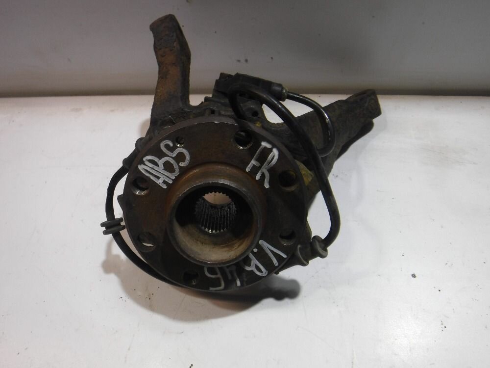 Кулак передний правый Opel Vectra B