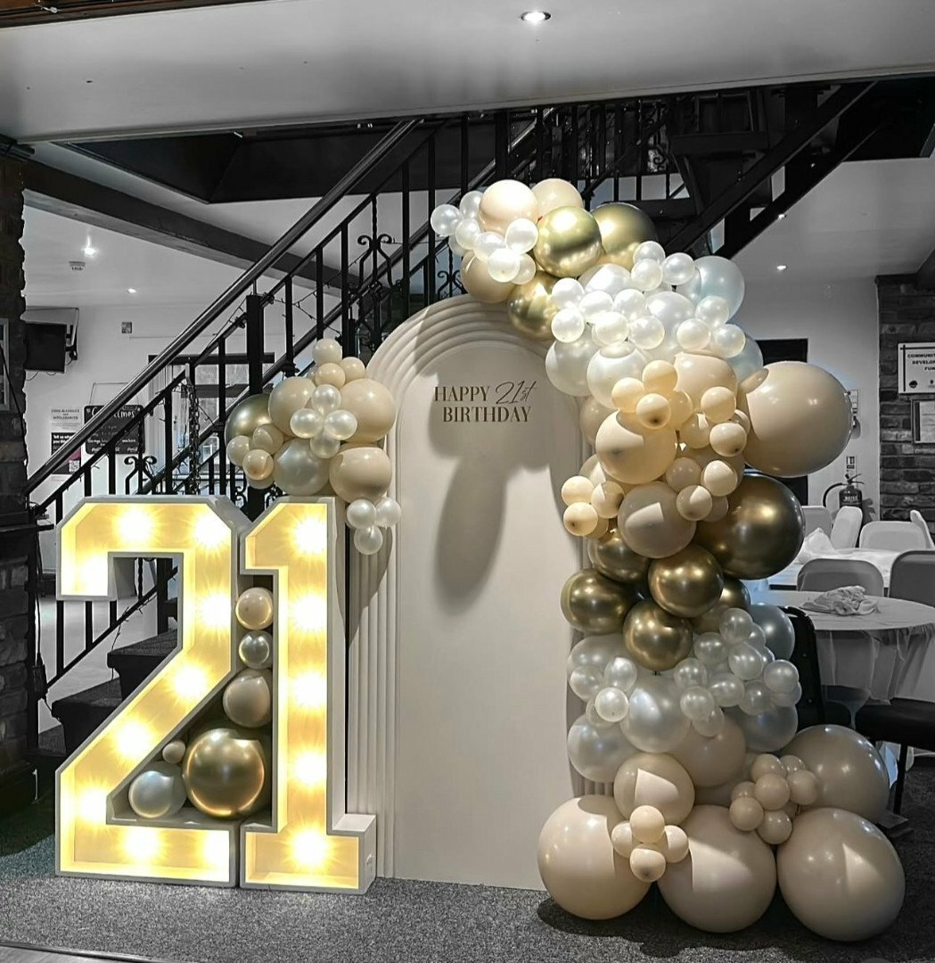 Фотозона из шаров с цифрами «Элегантное сияние»