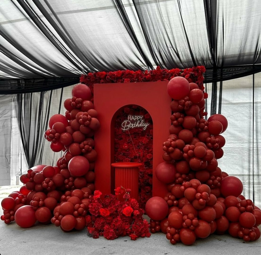 Фотозона из шаров «Роскошь в красном»