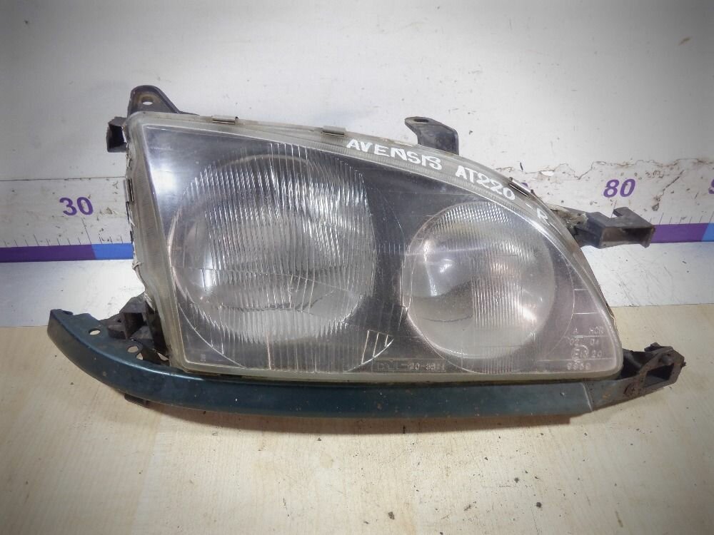 Фара правая Toyota Avensis