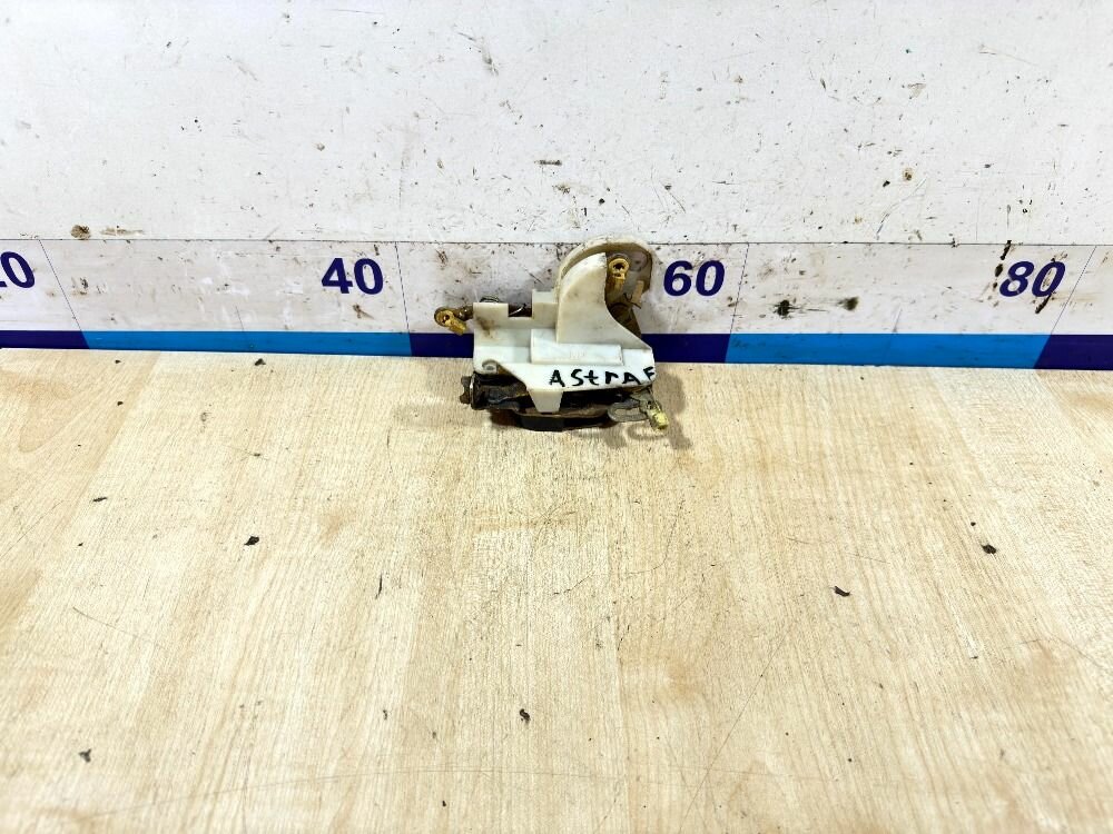 Замок двери передней правой Opel Astra F 90509510