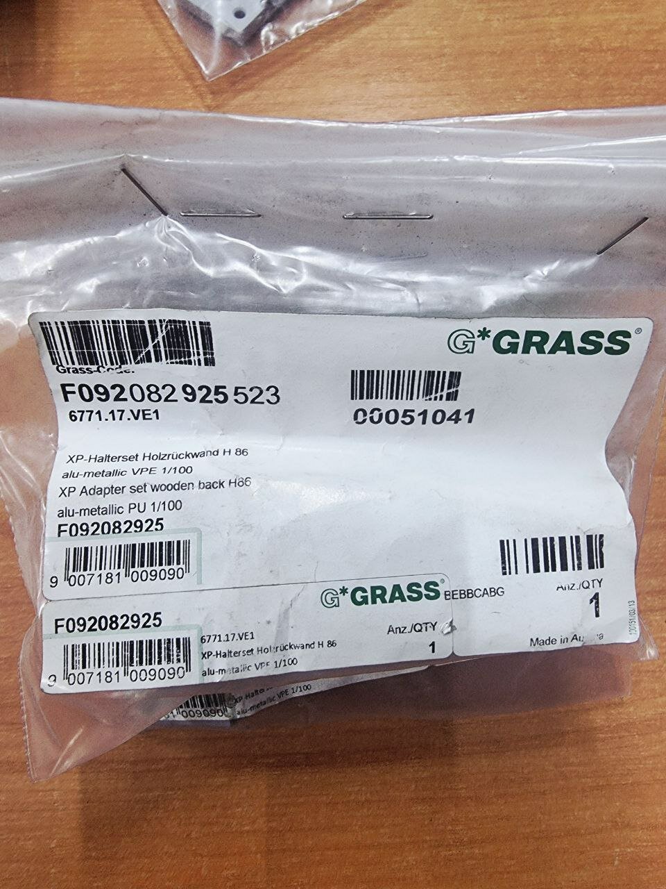 6771.17. VE 1 XP-Halterset Holzruckwand H86 alu-metallic VPE 1100 XP Adapter set wooden pack H86 alu-metallic PU1100 (Фиксатор задней стенки) 092082925 DWP XP GRASS, Австрия