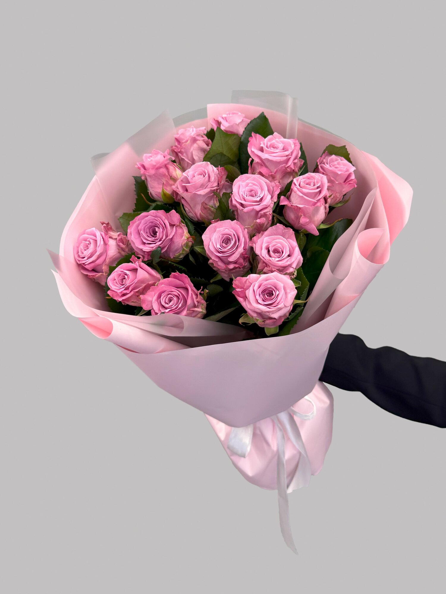 Букет живых цветов, пурпурно-розовые розы 15 шт 50 см. "Маритим" в упаковке, флау стор
