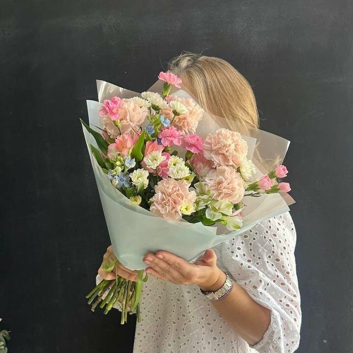 Милый букет гвоздик, альстромерия, хризантема и ветки оксипеталума Букет 449 размер S Floret