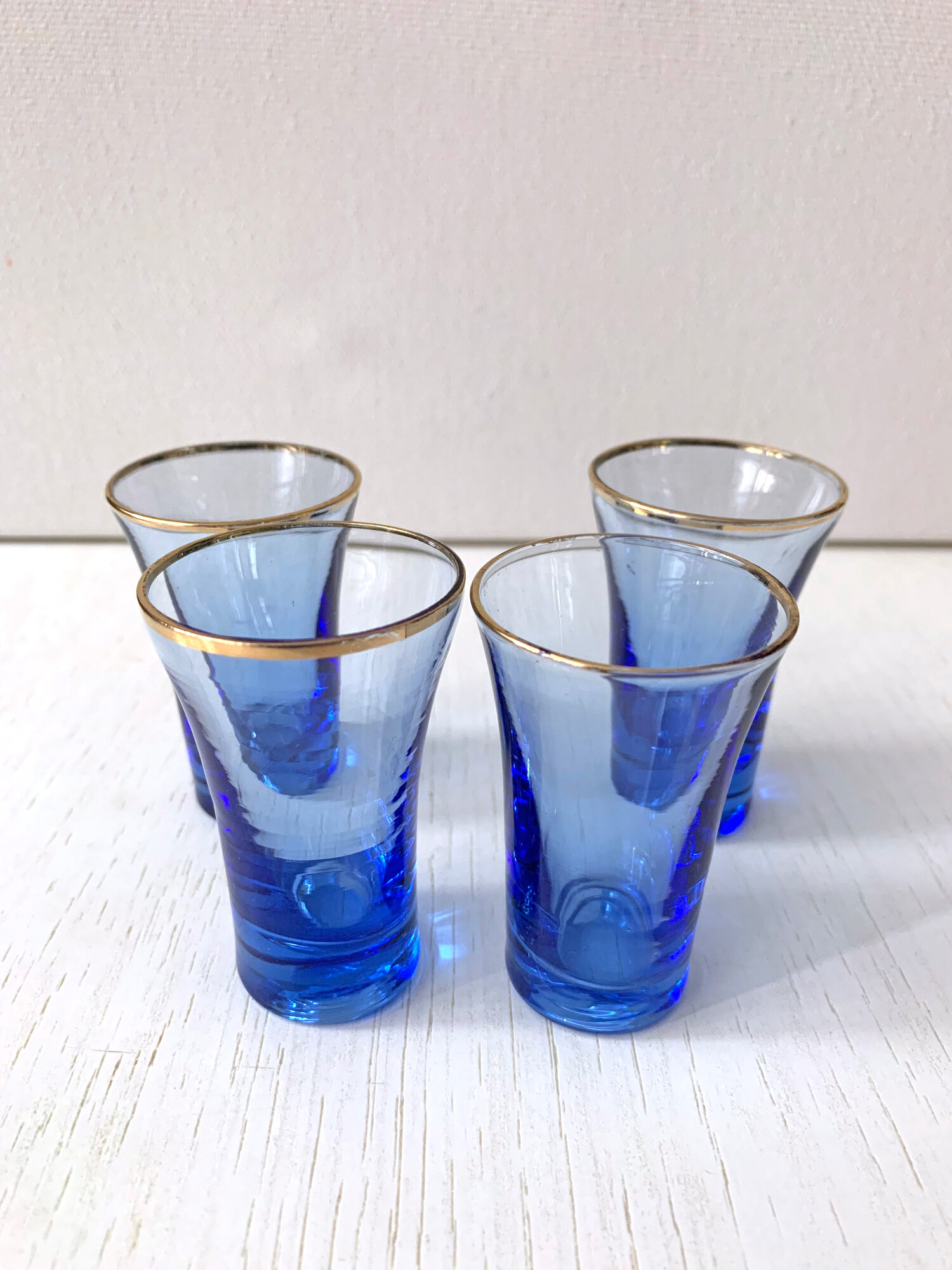Набор из 4 винтажных стопок, синее стекло, с золоченой каймой, 40 мл, СССР 70-е гг.