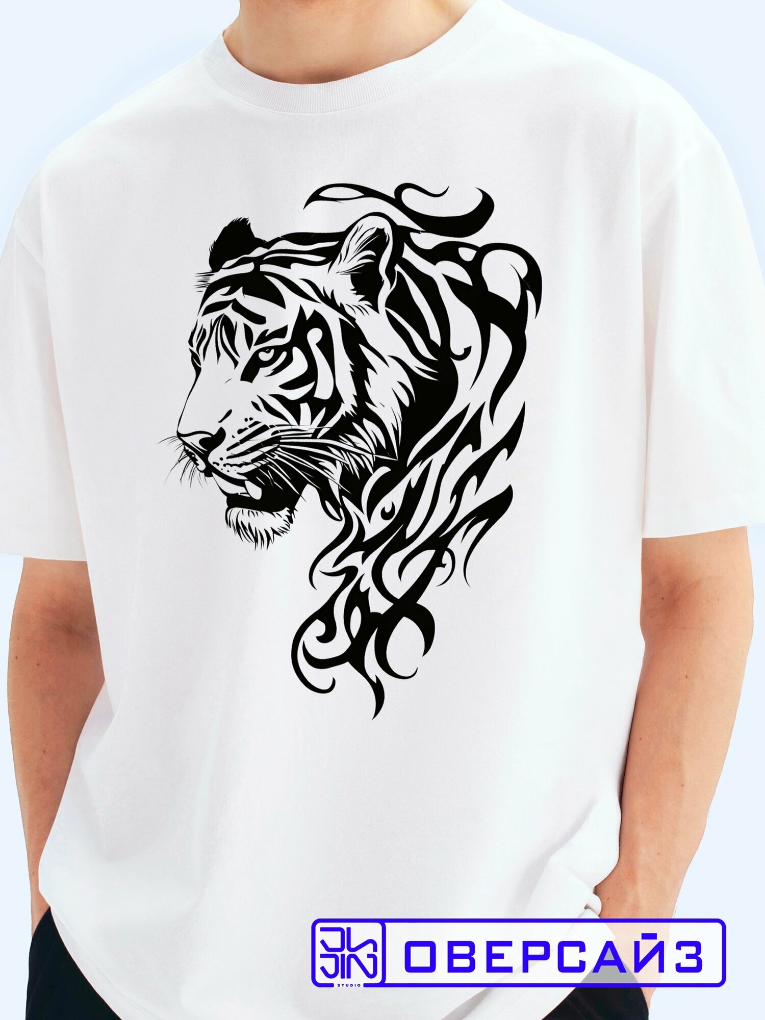 Футболка оверсайз мужская с принтом Черно-белый этнический силуэт тигра с агрессивными тату узорами, белый хлопковый трикотаж с прикольным рисунком на груди