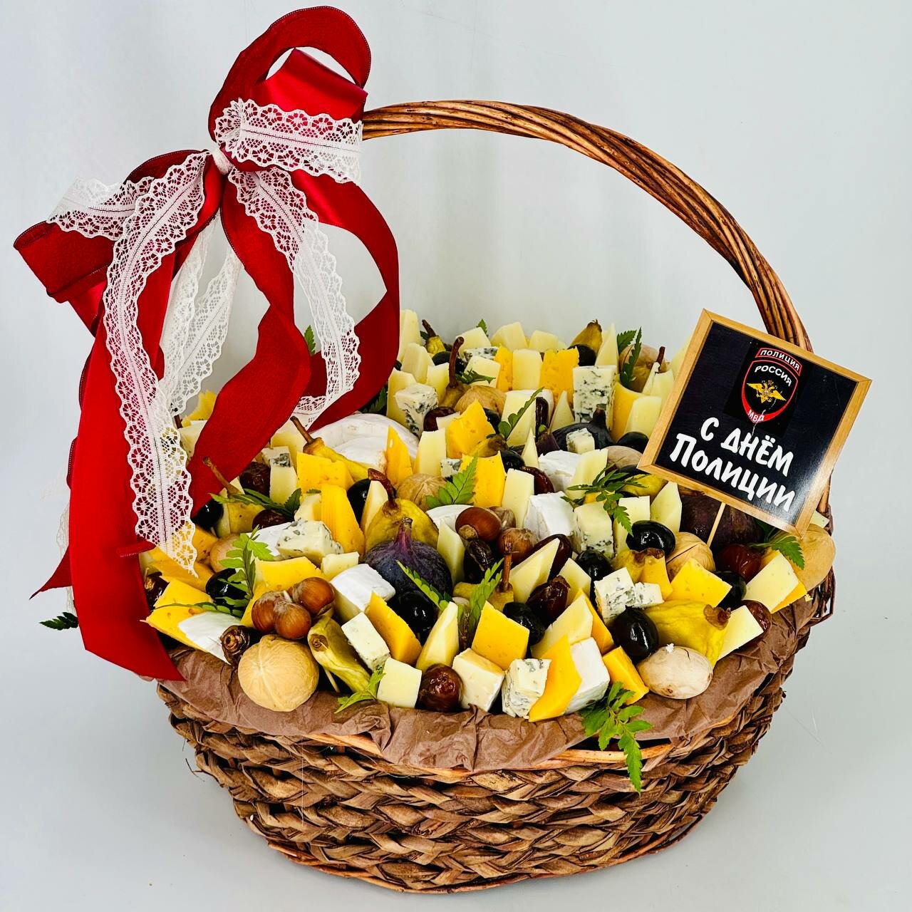 Подарок на День полиции. Большая подарочная корзина с сыром, сухофруктами и орехами. Сырный букет