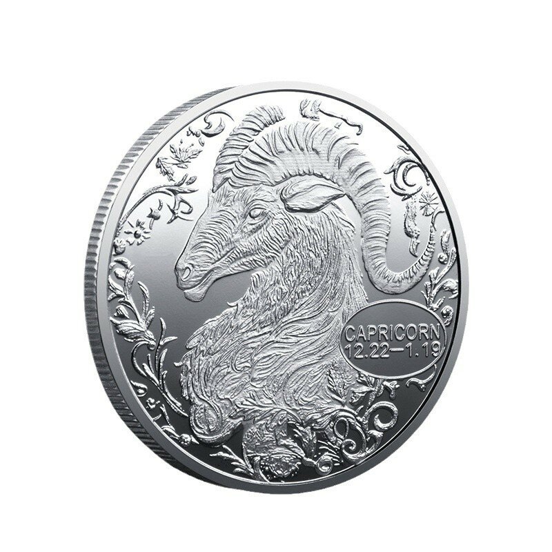 Памятная монета «Козерог» с серебристым дизайном гороскопа. Астрологическая коллекционная монета с детальным изображением козла и диапазоном дат рождения. Элегантная металлическая монета для отображения небесных тел. Диаметр 4 см.