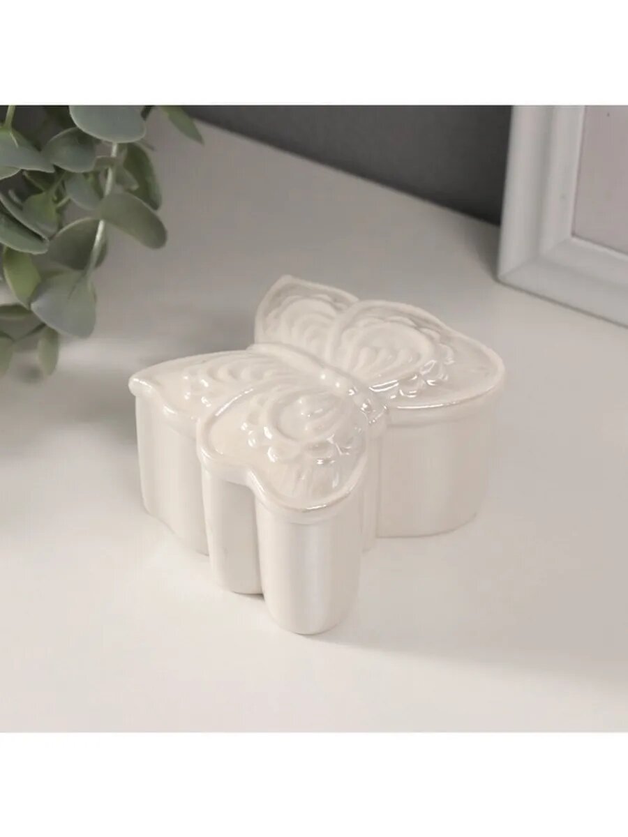 Белая керамическая шкатулка с перламутром