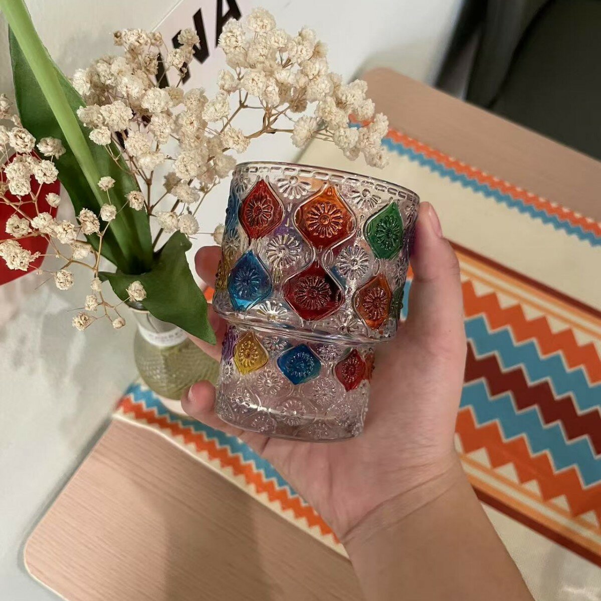 Красные кубики льда, расписанные вручную, на атмосферных стаканах для воды, бокалах для напитков, стаканах для виски и бокалах для крепких спиртных напитков.