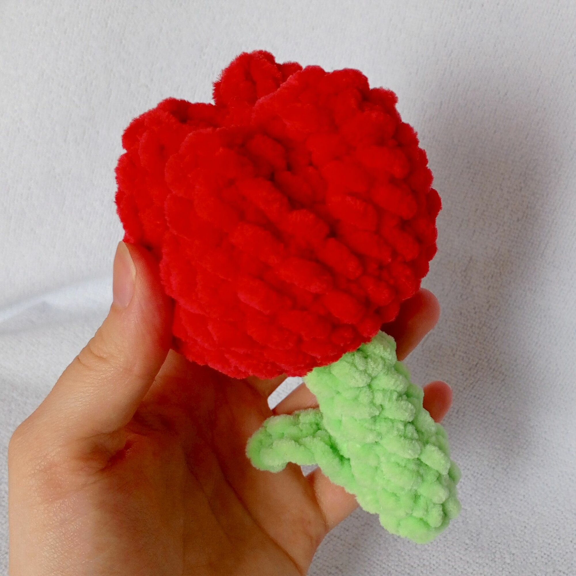 Мягкая вязаная игрушка - красный тюльпан, подарок на 14 февраля и 8 марта