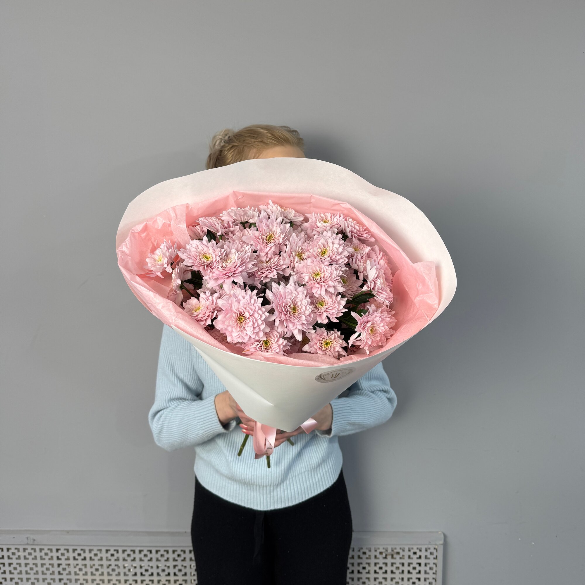 WEST FLORA Сложная Нежность: хризантемы кустовые – элитный букет с доставкой