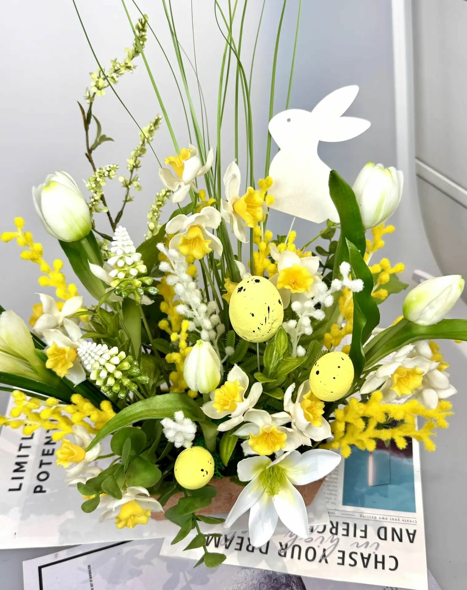 Букет весенний пасхальная композиция из искусственных цветов в керамическом кашпо №13