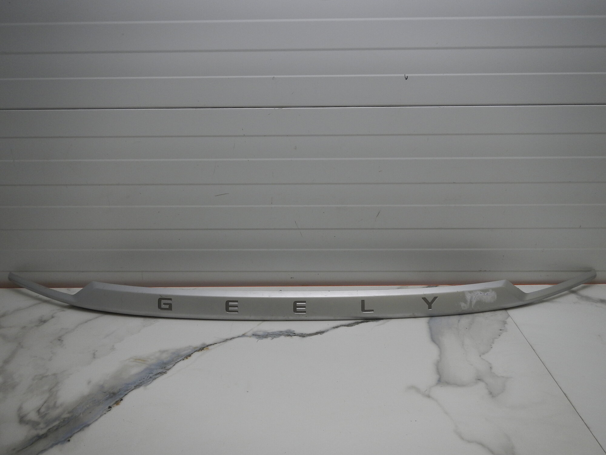 Б/У Накладка двери багажника, Geely (Джили)-COOLRAY (20-) GEELY COOLRAY (20-) Царапины. 606489 GEELY арт. 5062043900