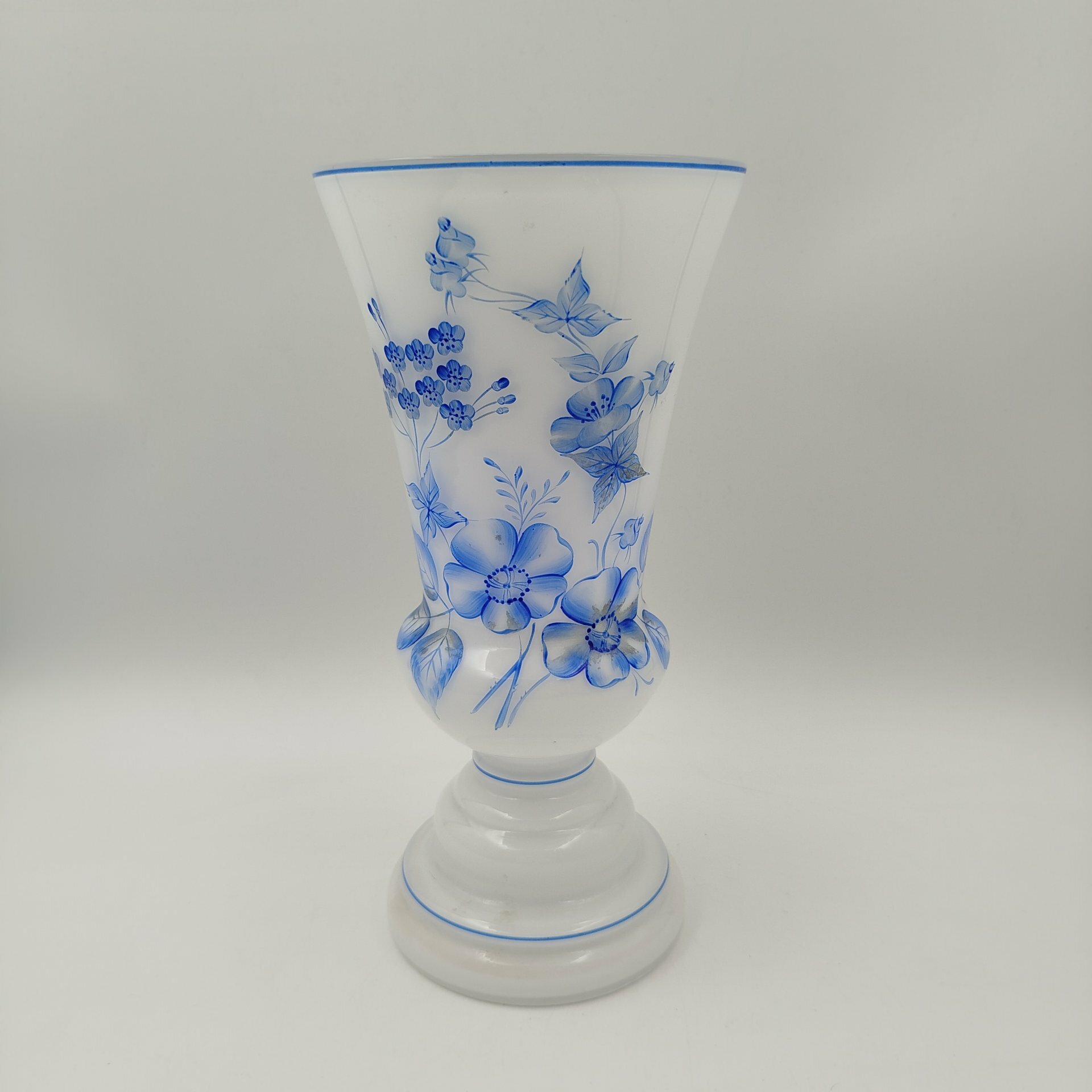 Ваза с цветочным декором, молочное стекло, роспись, СССР, 1930-1950 гг.