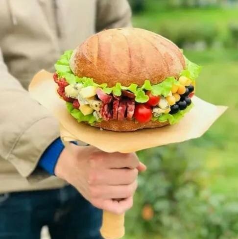 Букет мужской бургер. Колбасный букет с закусками гамбургер. Подарок мужчине на день рождения, юбилей