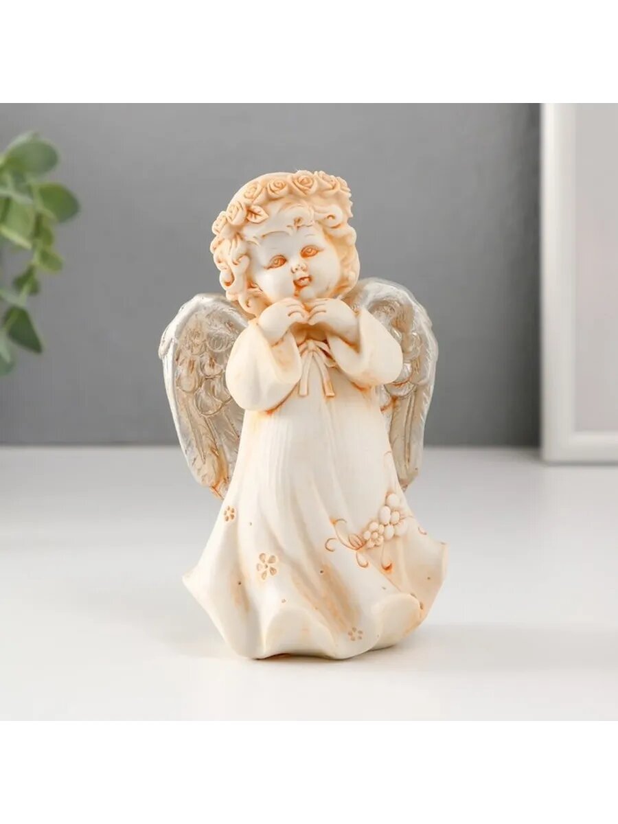 Очаровательный ангел в цветочном венке и крыльях