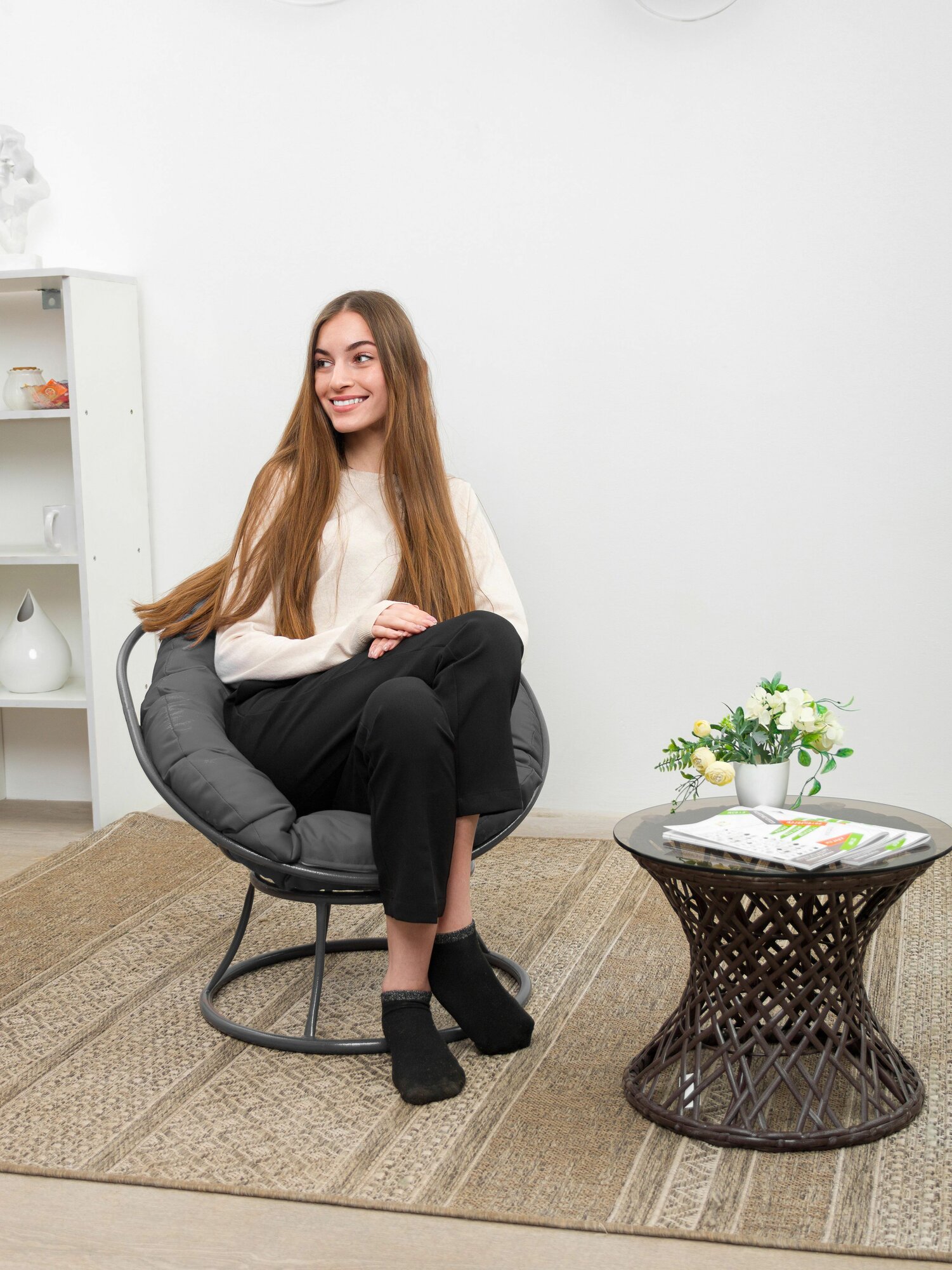 Детское садовое кресло пончик, без ротанга чёрное, серая подушка