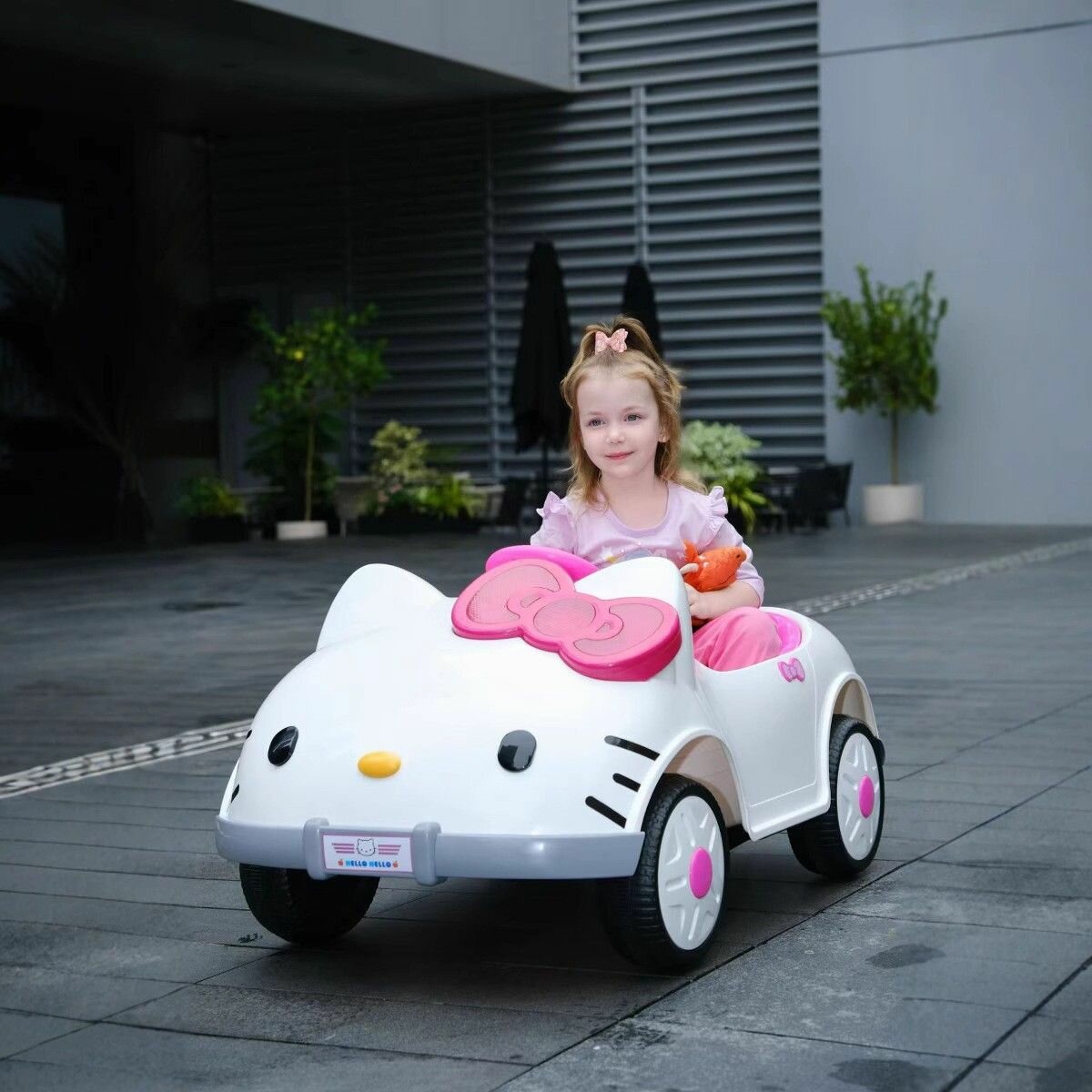 Детский электромобиль "Hello Kitty", двойной привод, яркий дизайн, 115х40х50 см