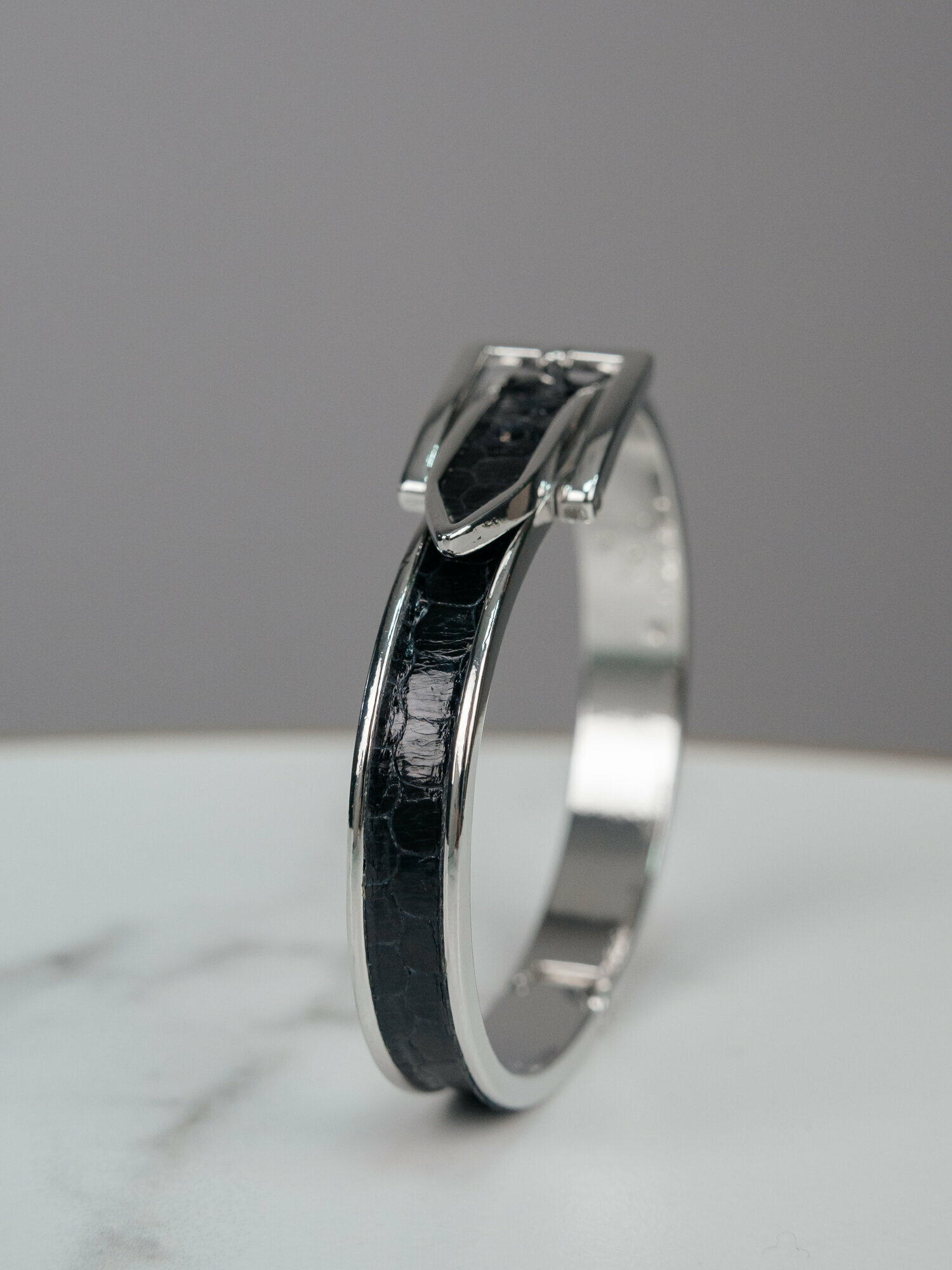 Жесткий браслет, кожа