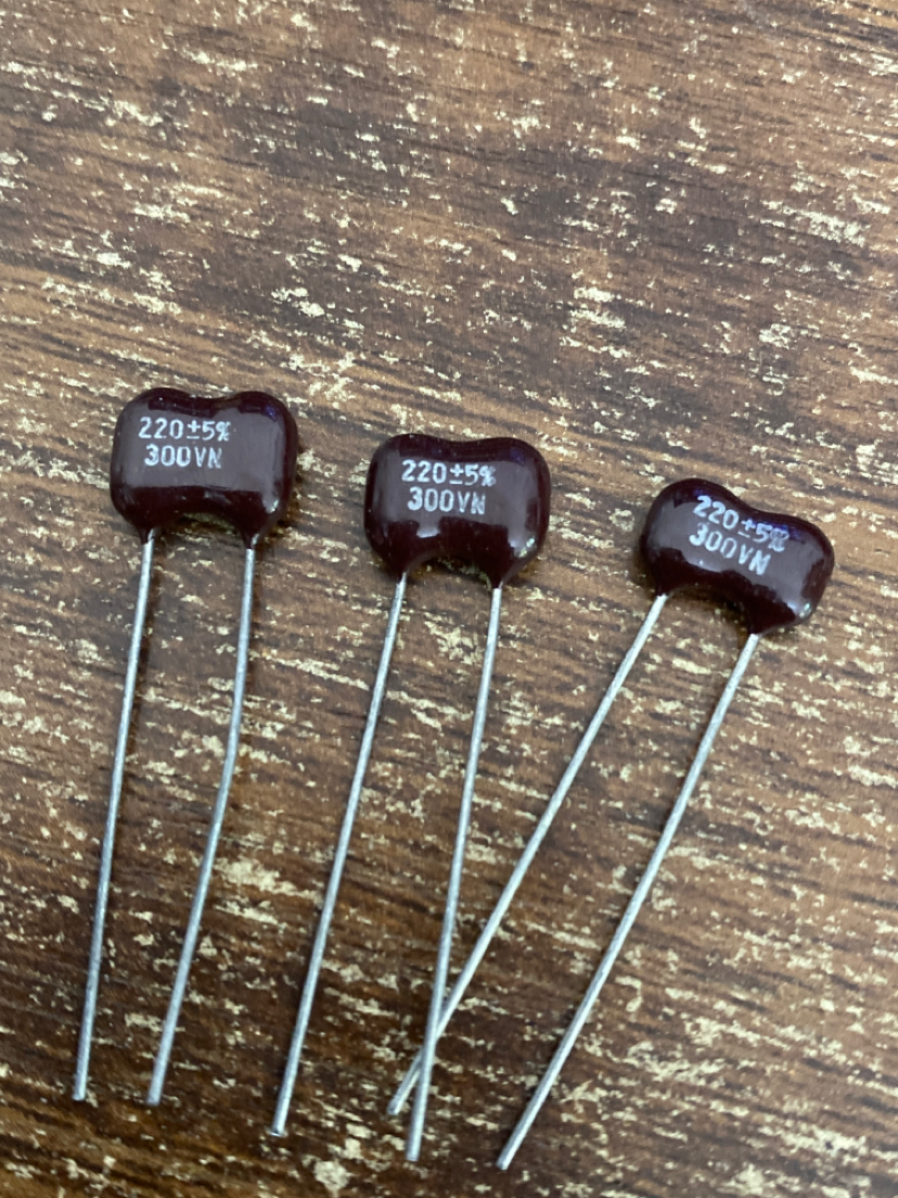 CD 300V 220PF/221/221 Серебряный слюдный конденсатор P = 6mm 10шт цена