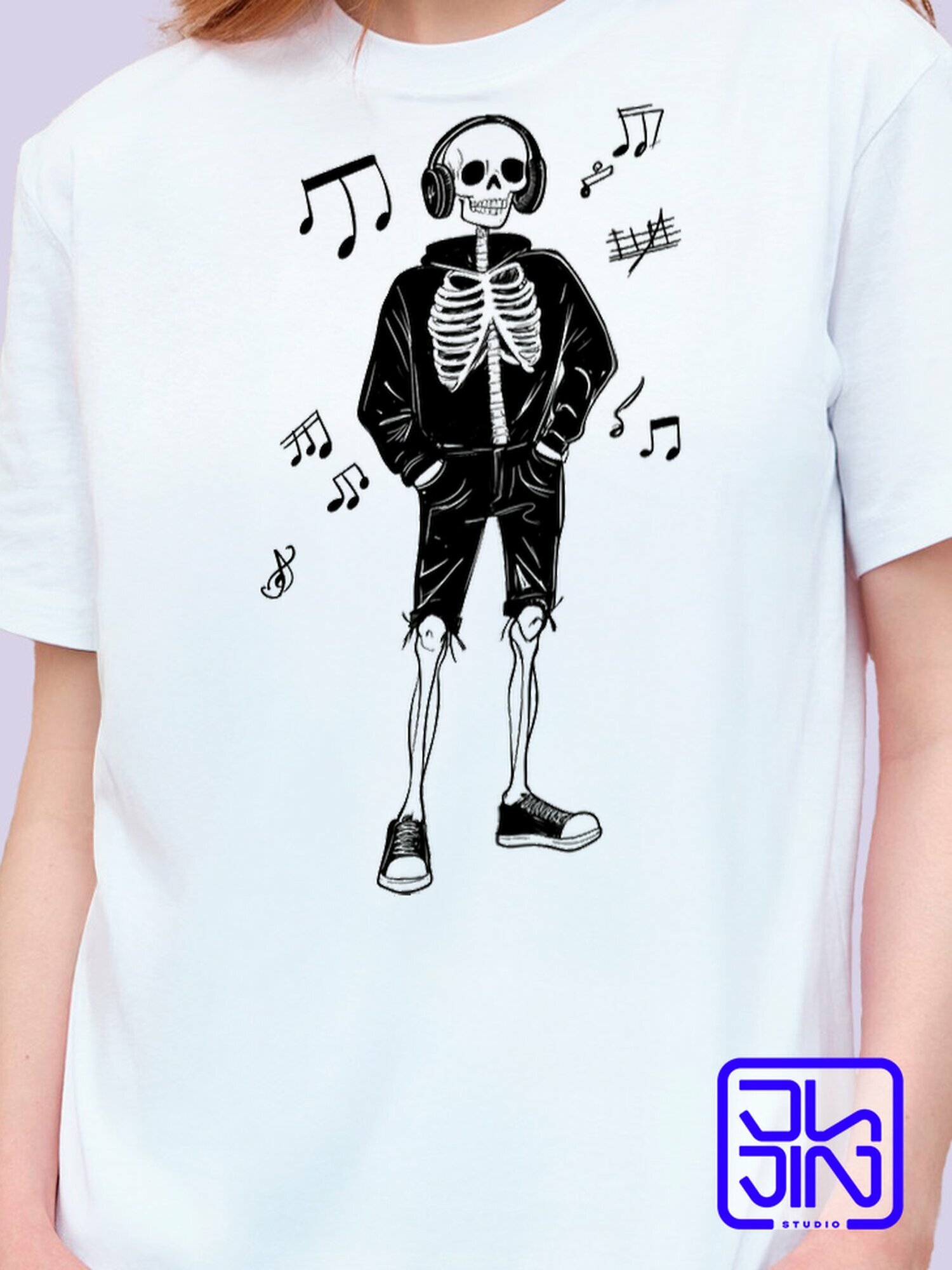 Футболка классическая женская с авторским принтом Черно белый скелет в наушниках, уличный молодежный музыкальный принт, белый хлопковый трикотаж с прикольным рисунком на груди