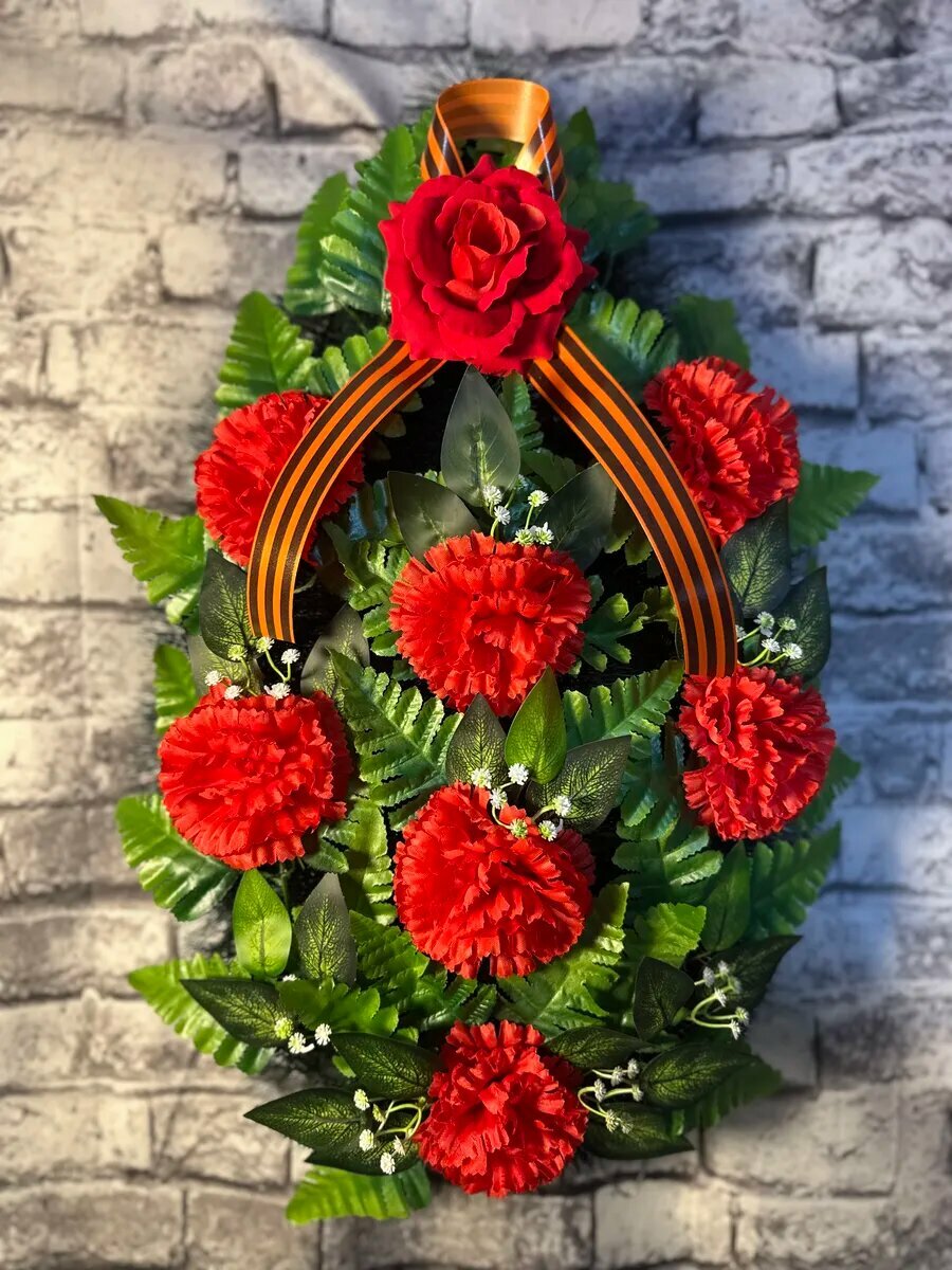 Венок ритуальный из искусственных цветов, высота 60 см.