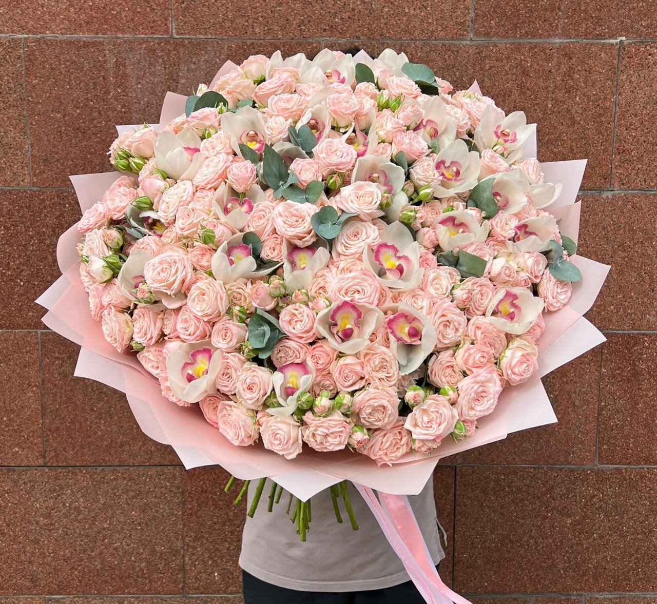 Огромный букет с пионовидными розами и Орхидеями